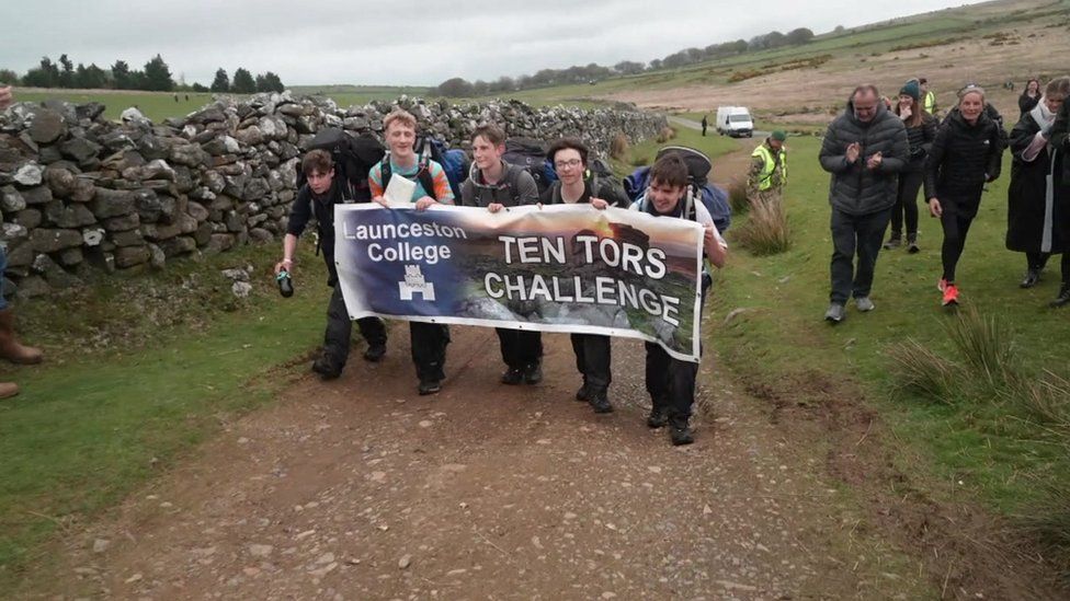 Dartmoor Ten Tors: Teenagers defy fog to finish trek - BBC News