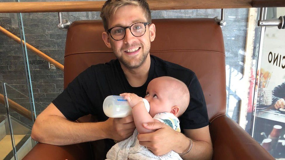 Yr her o fagu plentyn yn ddwyieithog yn Llundain - BBC Cymru Fyw