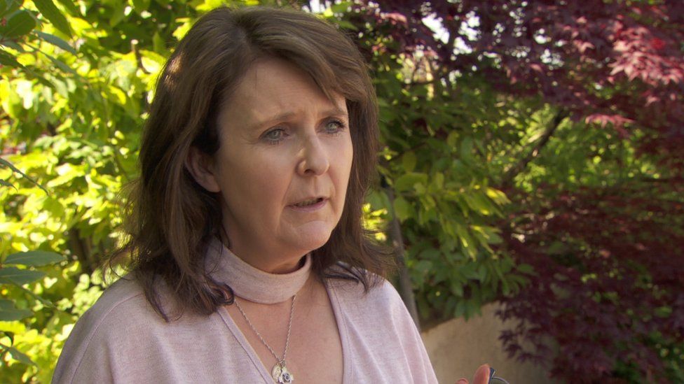 Desperation as daughter struggles with mental health - BBC News