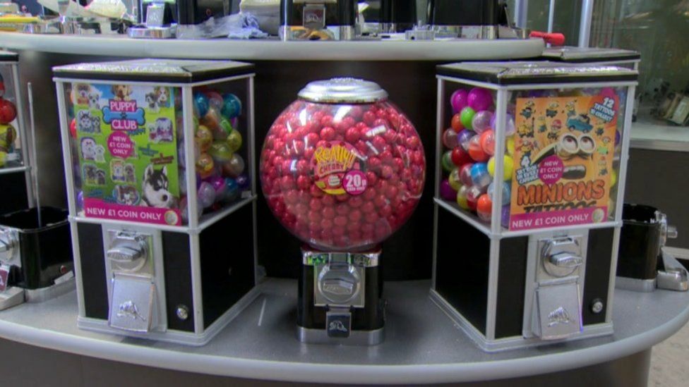 New £1 coin costs vending and amusement firm £60,000 - BBC News