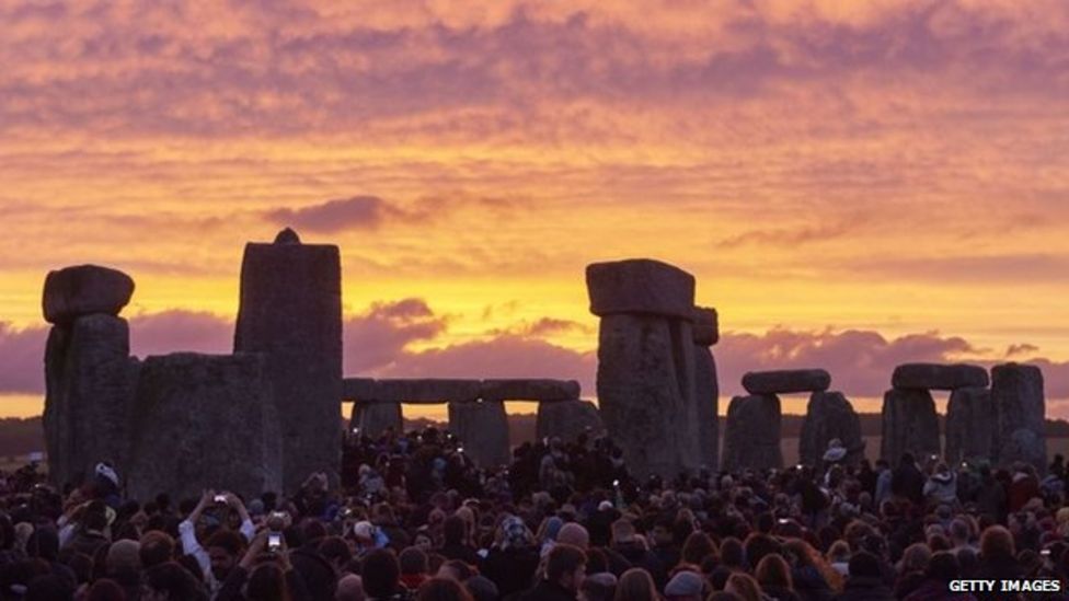 Thousands mark summer solstice at Stonehenge - BBC News