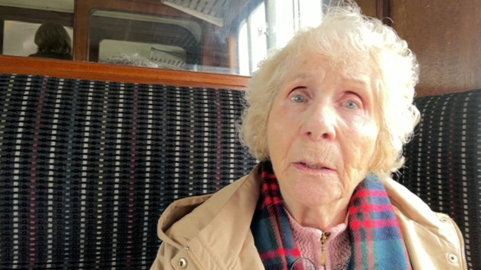 Titanic rail trip to Southampton recreated for anniversary event - BBC News