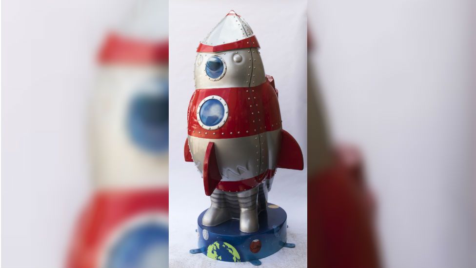 More than 30 robins in city hide and seek - BBC News