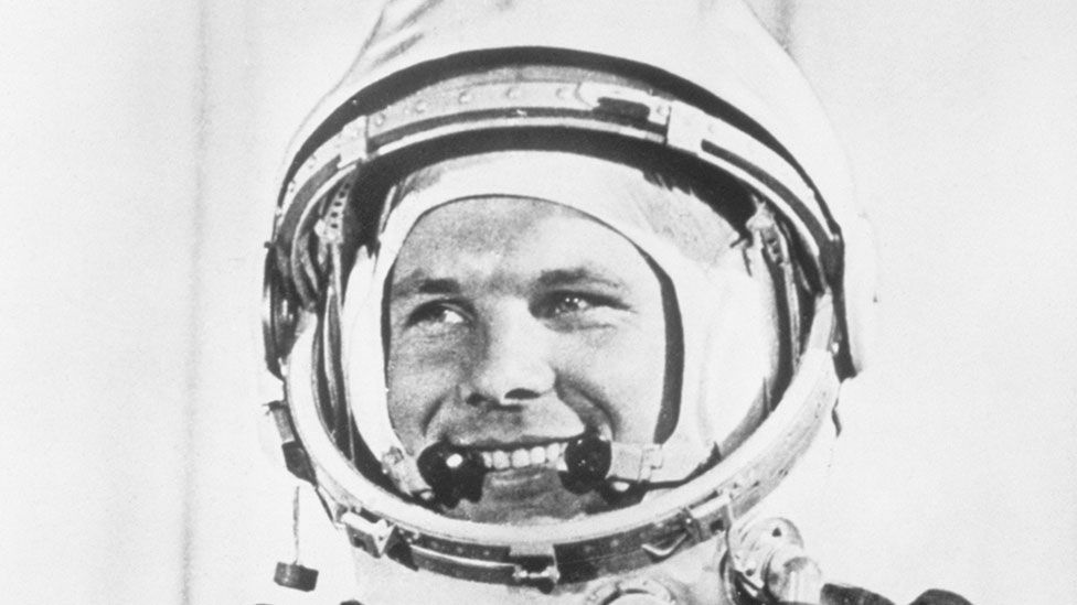 Cofio tad-cu wnaeth helpu Yuri Gagarin i’r gofod - BBC Cymru Fyw