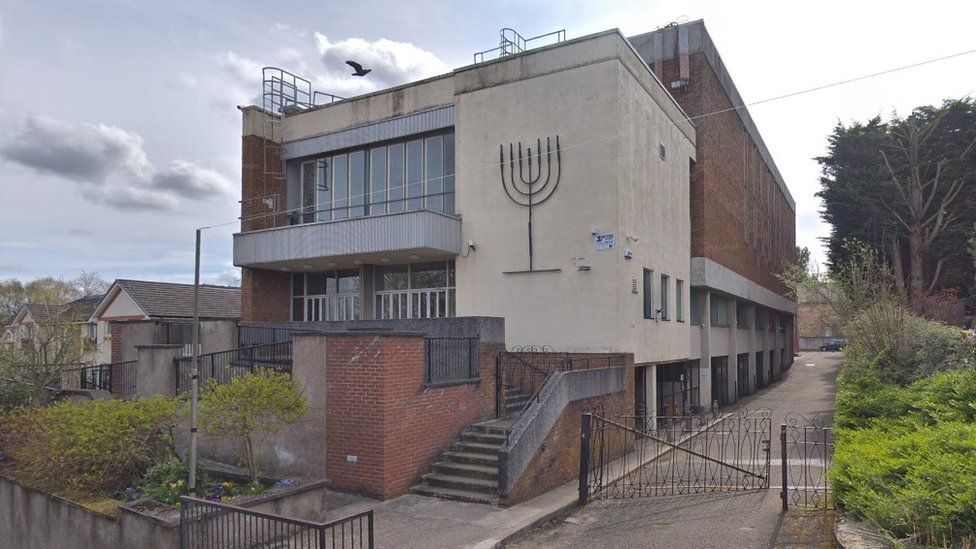 Arrest after 'Nazi salute' synagogue video - BBC News