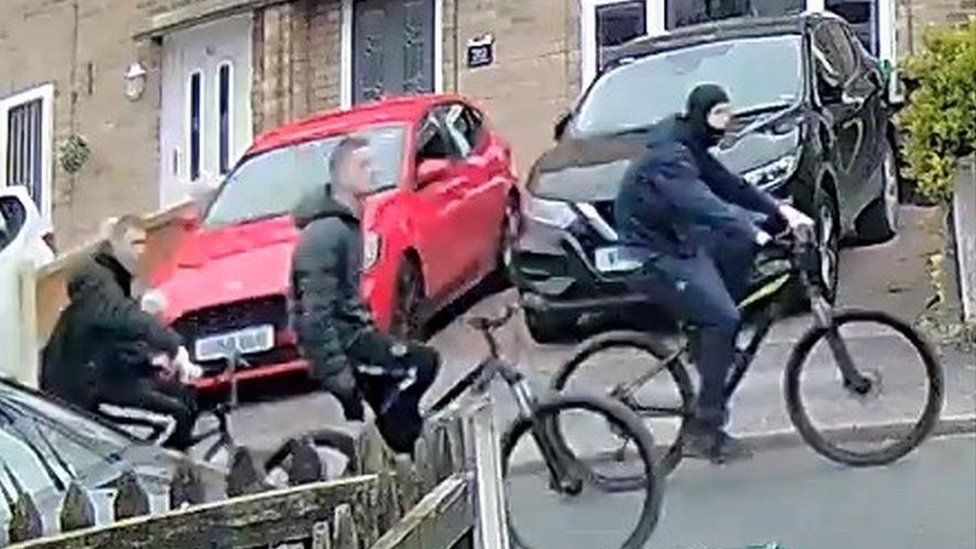 Nottingham: Appeal after boy, 8, robbed by three men on bikes - BBC News