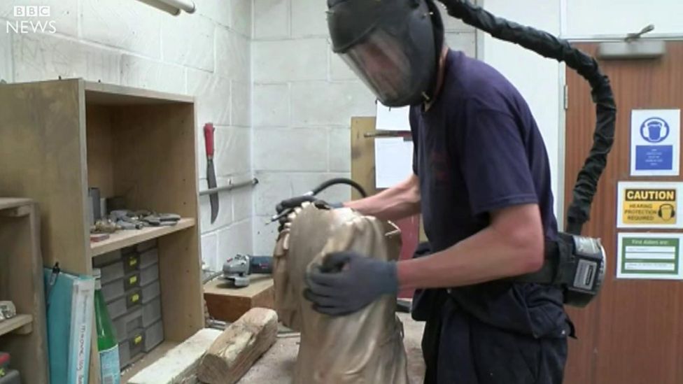 Jane Austen statue unveiled in Basingstoke - BBC News