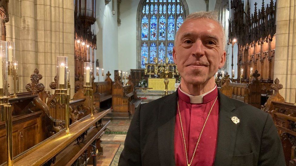 Archesgob yn arwain neges Nadolig i weddïo am heddwch - BBC Cymru Fyw