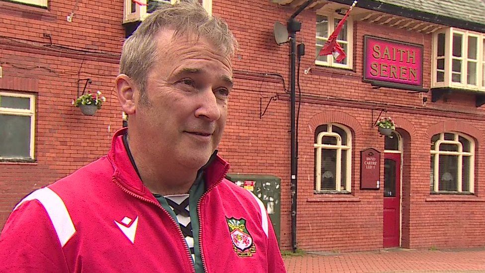 Gorymdaith yn Wrecsam i ddathlu dyrchafiad y clwb pêl-droed - BBC Cymru Fyw