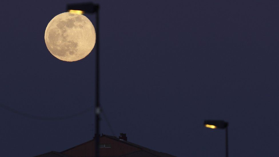 Full Snow Moon: What is a Full Snow Moon? - BBC Newsround