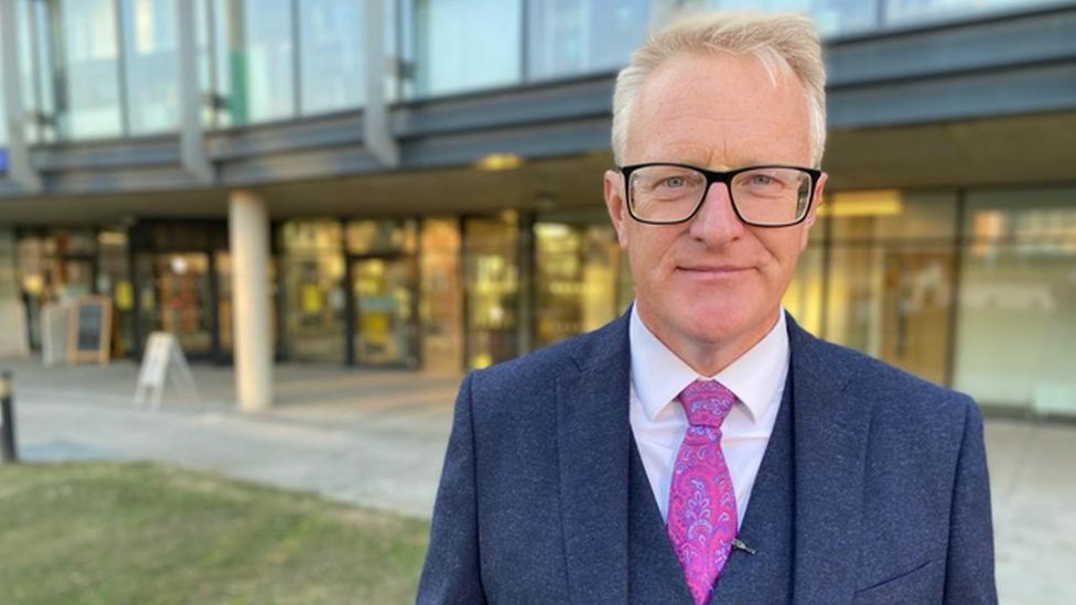 Rob Smith: Presenter to step down from BBC South East Today - BBC News