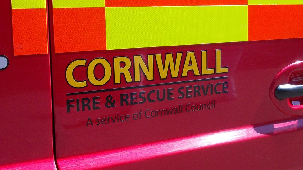 Fire crews deal with Bodmin blaze - BBC News