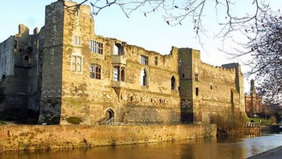 Sword-fighting events plan to tell Newark Castle's story - BBC News