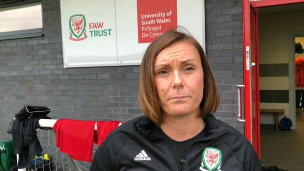 Women's football: Girl 'a champion' against sexism - BBC News