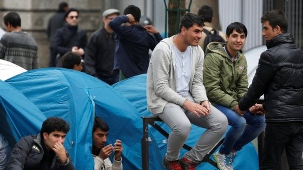 France migrants: Rise in people sleeping rough in Paris - BBC News