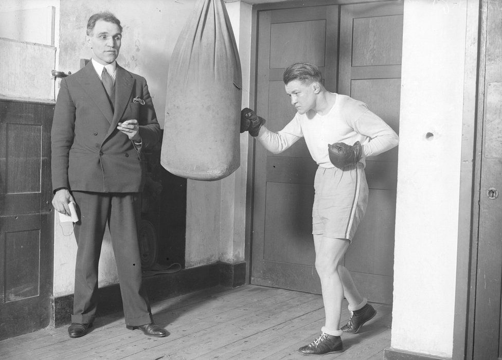 Fred Dyer: Y bariton a bocsiwr - BBC Cymru Fyw