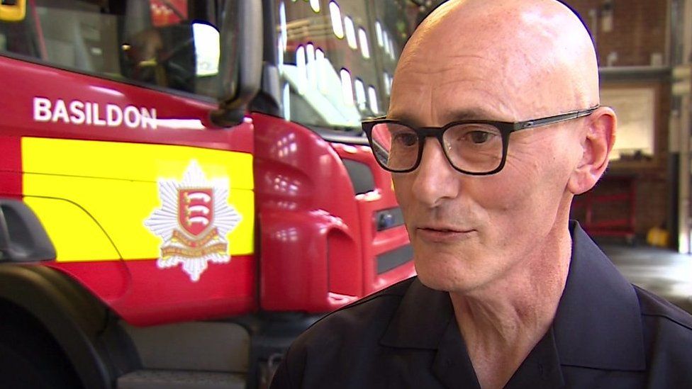 Paramedic suffering heart attack drives himself to hospital - BBC News