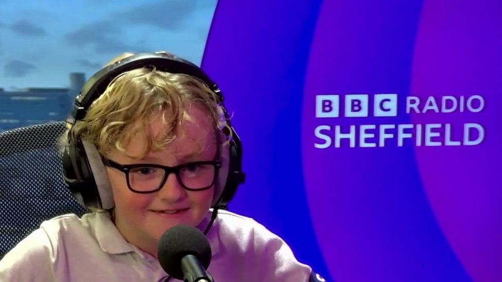 F1 surprise for boy, 9, who passed maths GCSE - BBC News