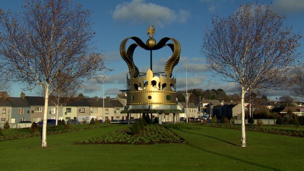 Larne: SDLP objects to 'cheap and tacky' crown on roundabout - BBC News