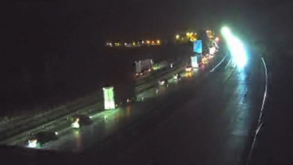 Serious crash closes M74 between Moffat and Elvanfoot - BBC News