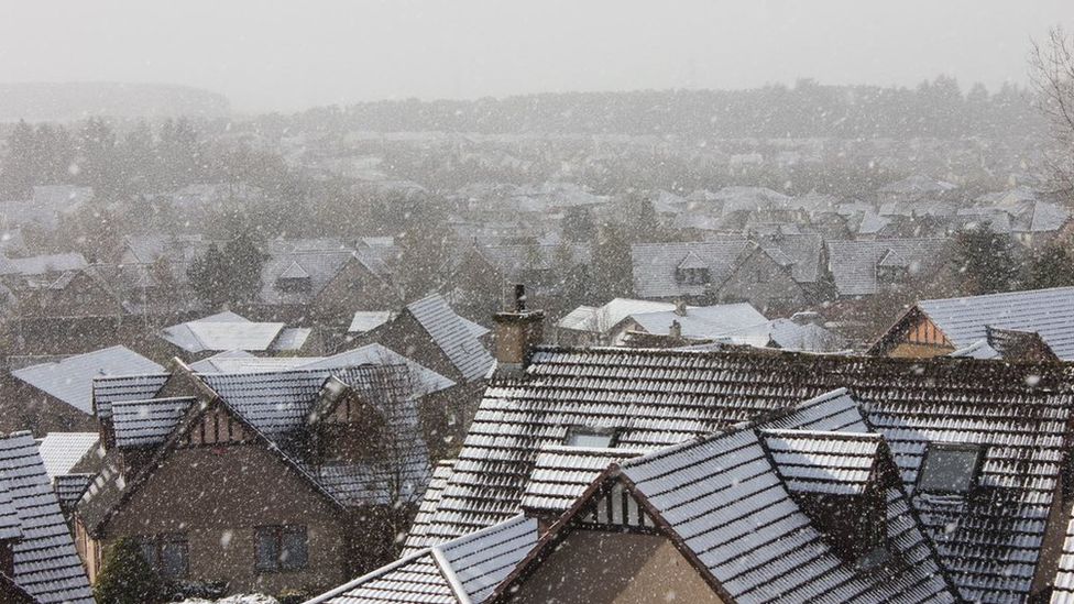 April showers bring snow flurries to Scotland - BBC News