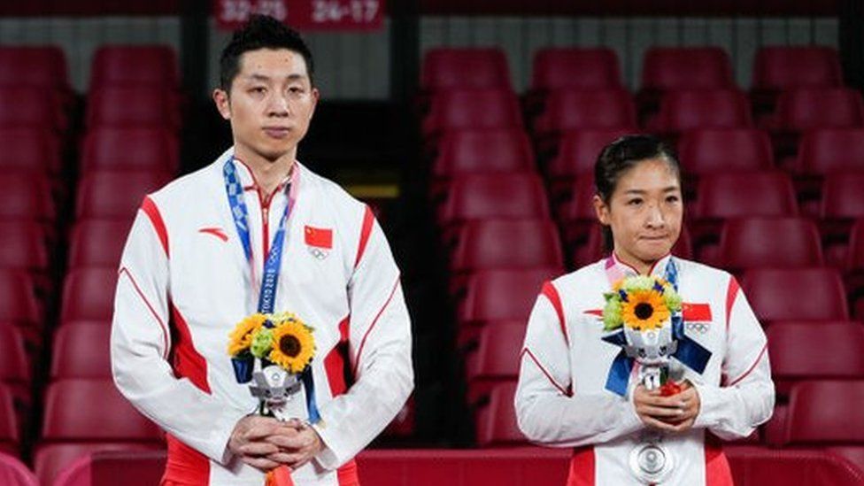 Chinese gold medallists face investigation over Mao badges - BBC News