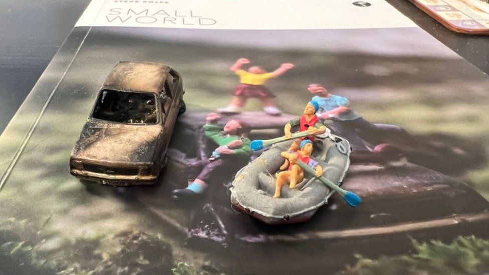 Gloucester photographer turns rubbish into full-time career - BBC News