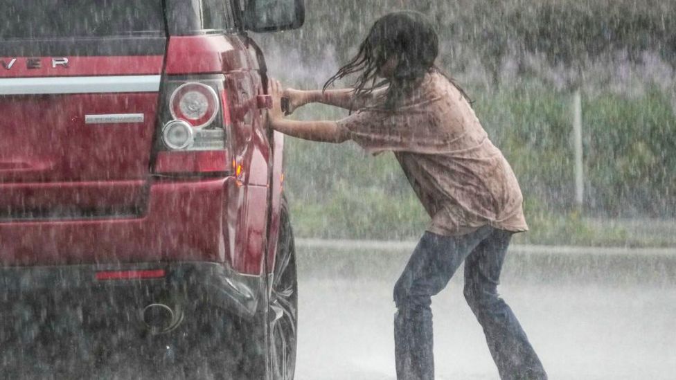 Texas storms: Power cuts expected for days - BBC News