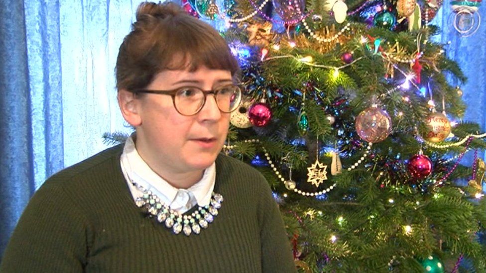 Llochesau'n 'gwrthod' 500 o ddioddefwyr trais yn y cartref - BBC Cymru Fyw