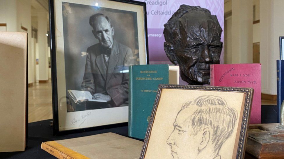 Wyres Gwenallt yn canfod 'trysorau' wrth glirio'r tŷ - BBC Cymru Fyw