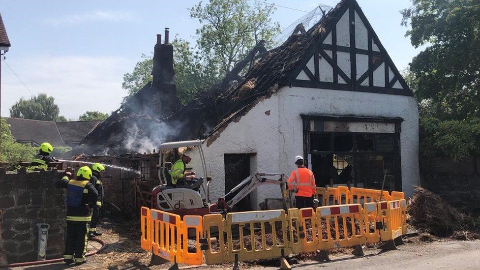 Firefighters put out thatched house fire in Taunton - BBC News