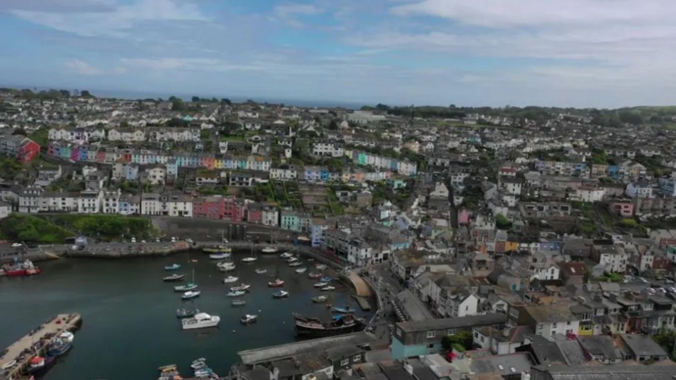 Brixham: Water company confirms 'reduction' in water parasite - BBC News