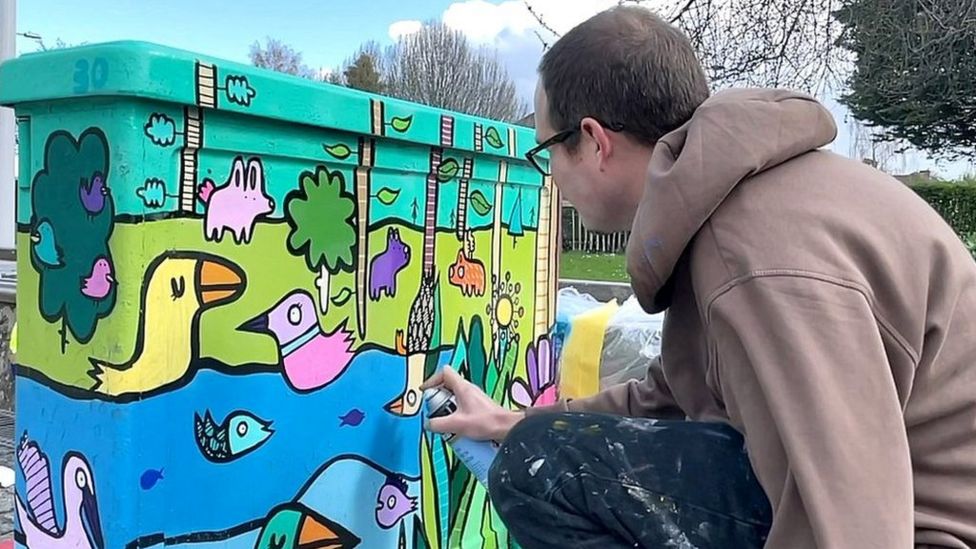 Bee artwork creates a buzz in Berkshire subway - BBC News