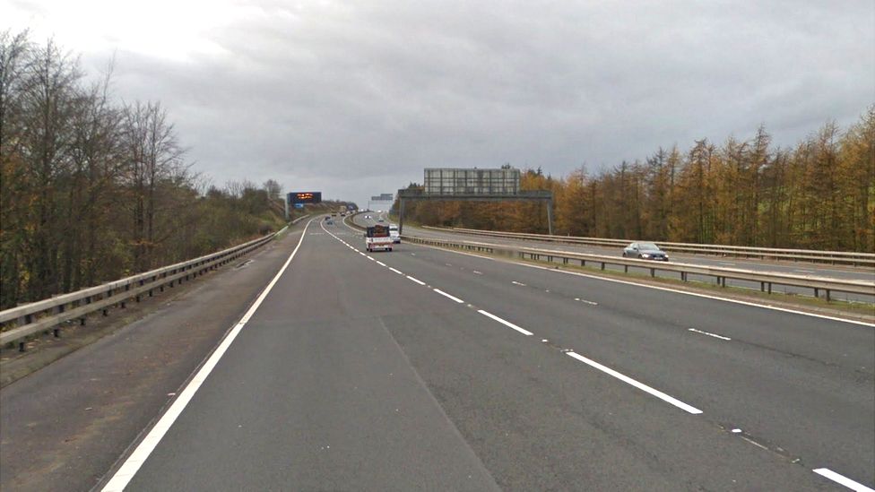 Man killed in crash on M80 motorway at Haggs - BBC News