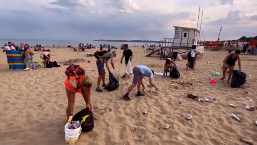 Bournemouth: BCP Council issues litter warning to beachgoers - BBC News