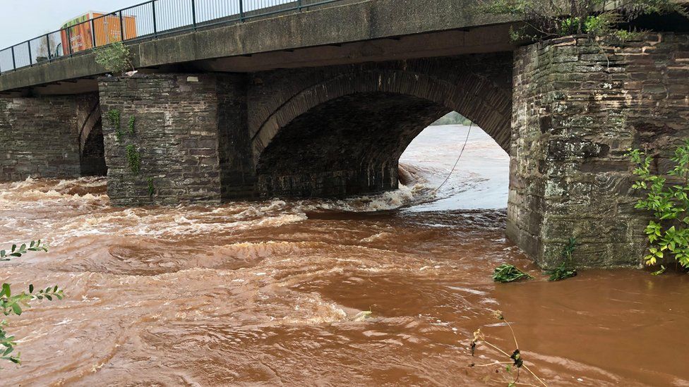 Heavy rain and high tides in Wales prompts flooding concern - BBC News