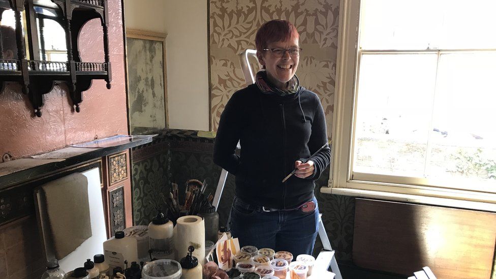 David Parr: Artist's 'awe' at 1880s artisan decorated house - BBC News