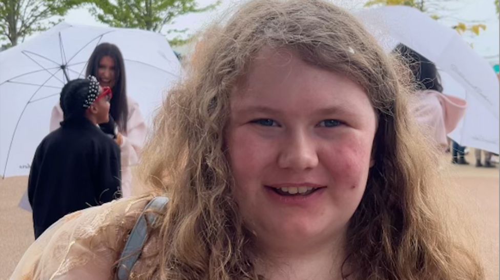 Taylor Swift: Swifties 'encouraged' to vote in general election - BBC News