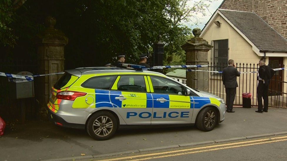 Man dead following disturbance in Strathaven park - BBC News