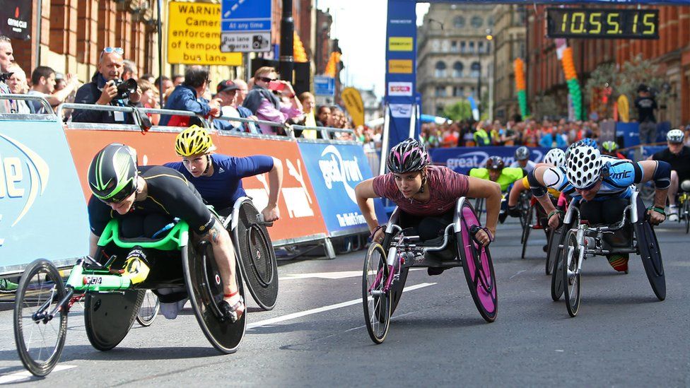 Great Manchester Run: Shelly Woods wins wheelchair race - BBC News