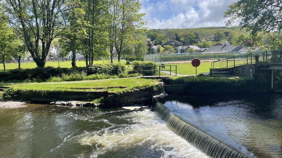 Galw am arwyddion ger rhan o afon sy'n 'beiriant boddi' - BBC Cymru Fyw