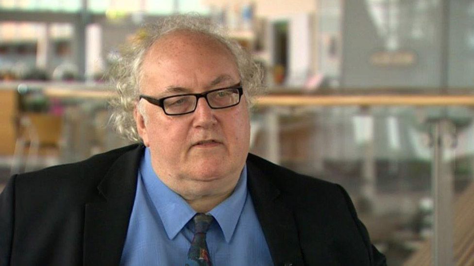 Tynnu gohebydd o banel beirniadu Llyfr y Flwyddyn - BBC Cymru Fyw