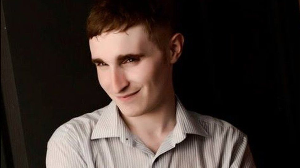 Apprenticeships expansion 'devaluing brand' - BBC News