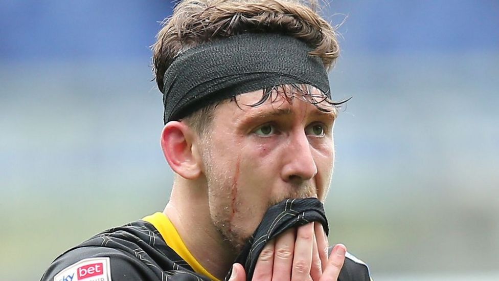 Reading v Wigan: Six arrested over violent disorder after game - BBC News