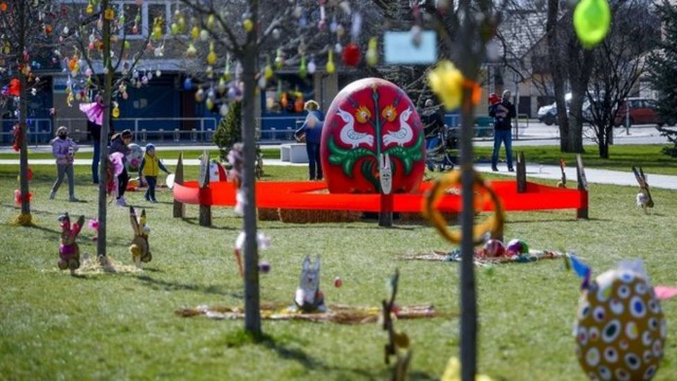 Unusual Easter eggs go on display around the world - BBC Newsround