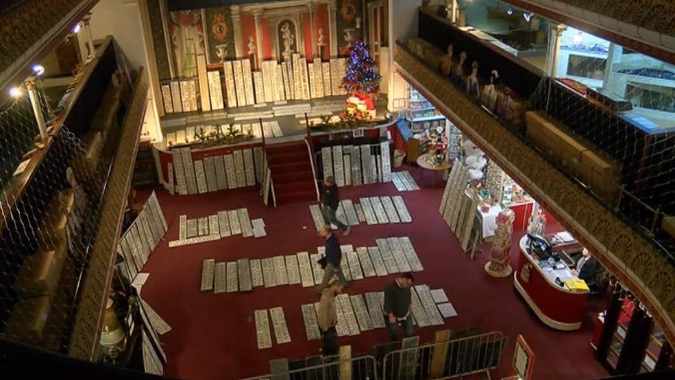 Aberystwyth street signs sold at auction for £15,000 - BBC News