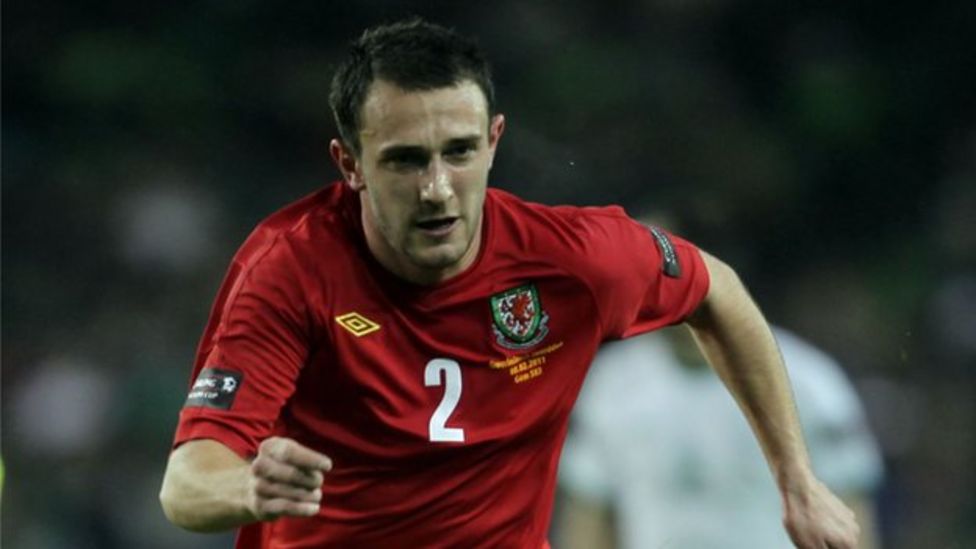Neal Eardley: Ex-Wales defender joins Connah's Quay Nomads - BBC Sport