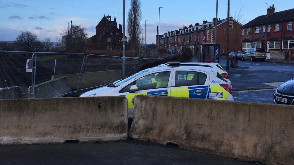 Leeds body find: Police try to identify decomposed body - BBC News