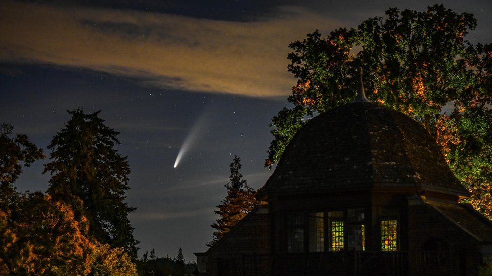 Comet Neowise streaks across UK skies - BBC Weather