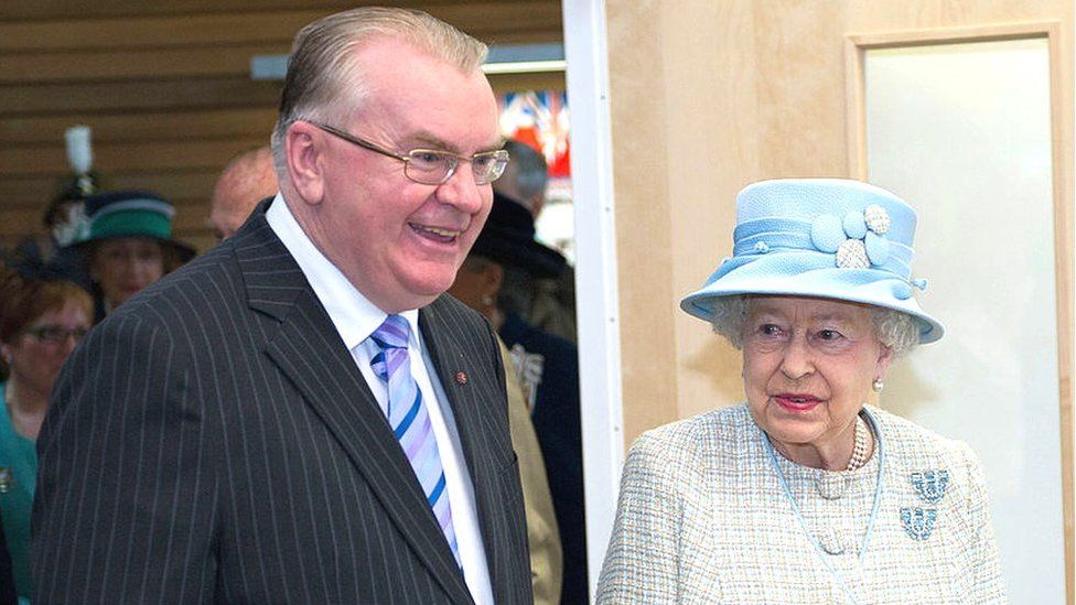 Cofio perthynas y Frenhines Elizabeth II ag Aberfan - BBC Cymru Fyw